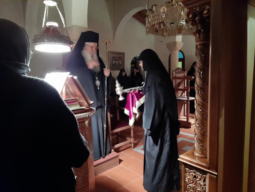 Η Ακολουθία των Μεγάλων Ωρών των Χριστουγέννων στην Ιερά Μονή Αγίου ...